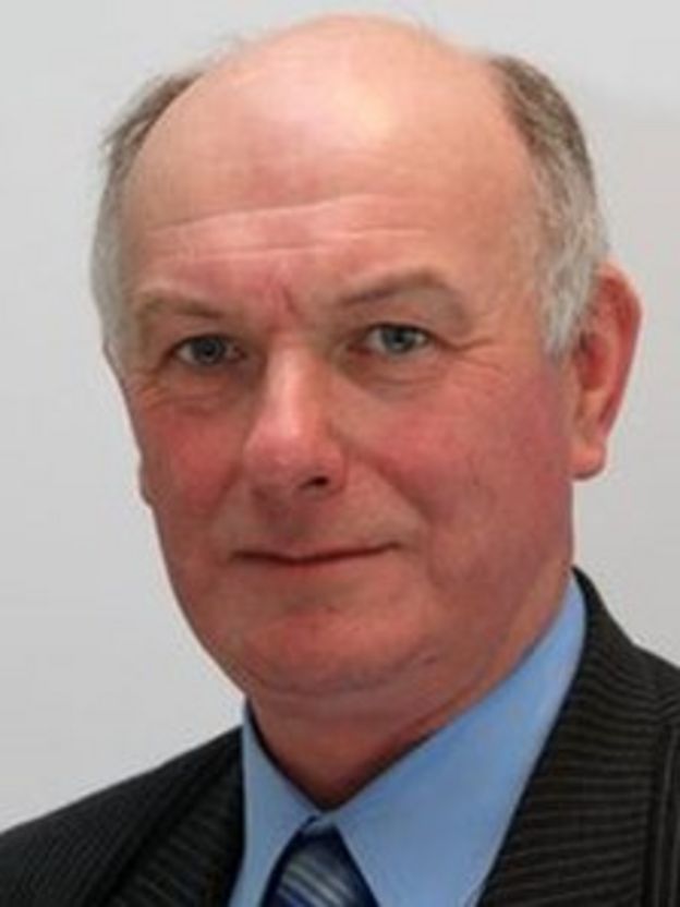 Barry Thomas replaces David Jones as Powys Council's new leader - BBC News
