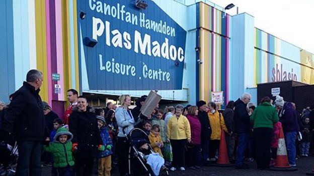 700 join Plas Madoc human chain protest in Wrexham - BBC News