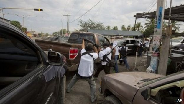 Mexico vigilantes clash with Knights Templar cartel in Michoacan - BBC News