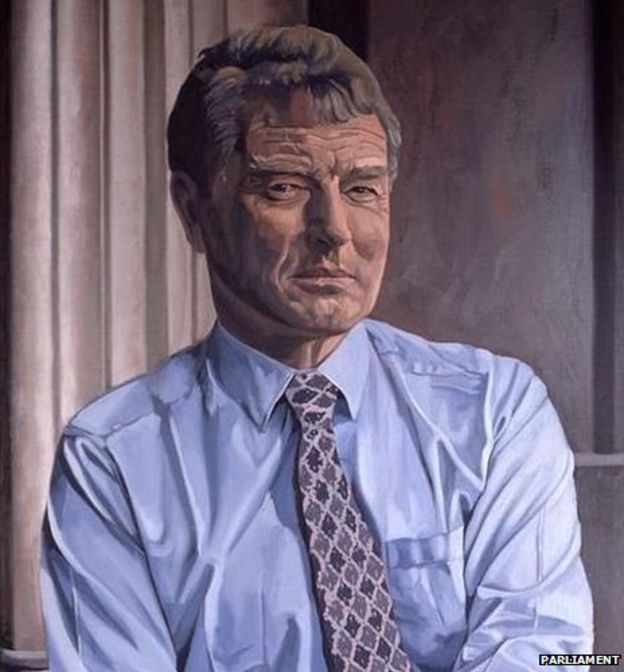 MPs' portraits exhibit contrasting styles - BBC News