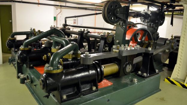 Tower Bridge: Landmark marks 120 years by recalling past - BBC News