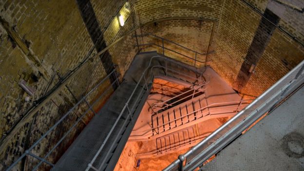 Tower Bridge: Landmark marks 120 years by recalling past - BBC News