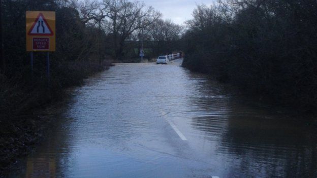 Floods close Fairglen interchange near Southend - BBC News