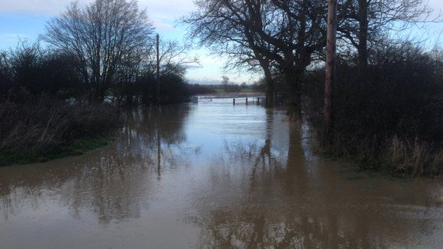 Floods close Fairglen interchange near Southend - BBC News