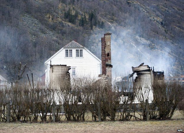 Norway fire chars wooden village of Laerdalsoyri - BBC News