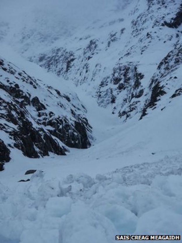 Walker survives huge avalanche in Cairngorms - BBC News