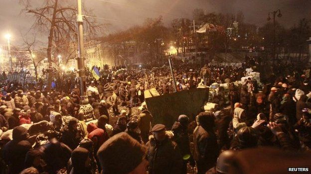 Ukraine protests spread beyond Kiev amid crisis talks - BBC News