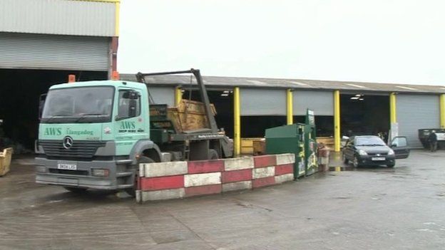 'Mwy o dipio anghyfreithlon' os yn cau canolfan ailgylchu - BBC Cymru Fyw