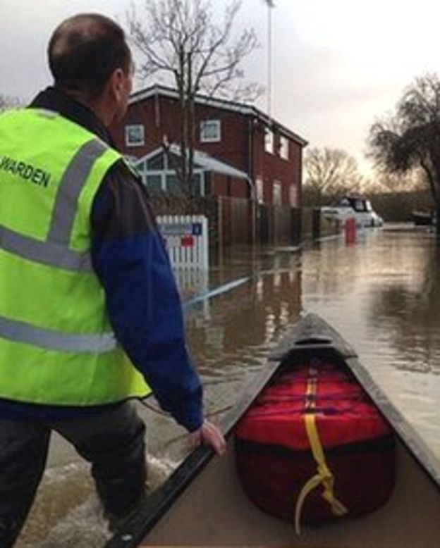 Purley-on-Thames flood defences 'complete by March' - BBC News