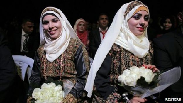 Palestinians hold mass weddings in Jericho and Gaza - BBC News