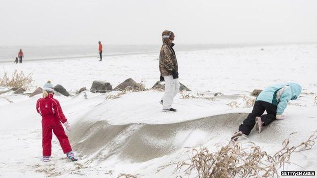 US deep South snow storm maroons motorists - BBC News