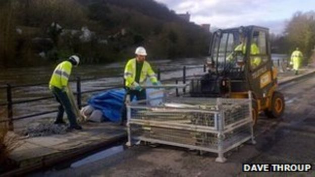 Ironbridge flood barriers go up as river levels rise - BBC News