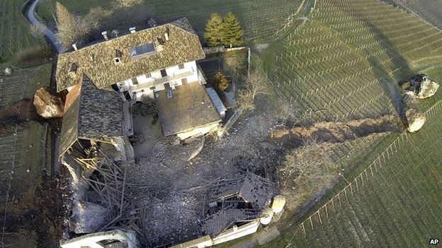 Boulder smashes through Italian farm - BBC News