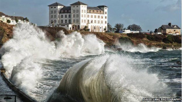 Isle of Man weather: Warning over 28ft tides - BBC News