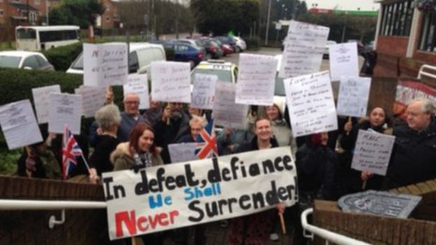 Luton library campaigners protest against closures - BBC News
