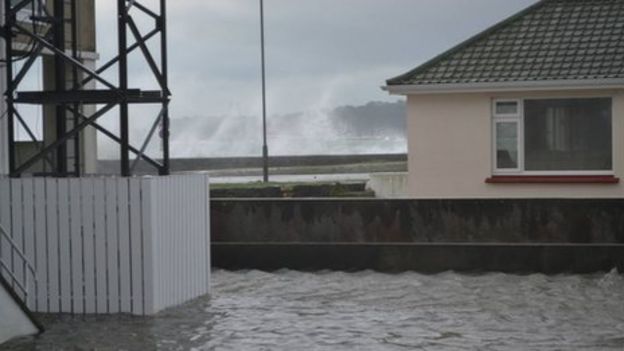High tides and flooding cause havoc in Guernsey - BBC News