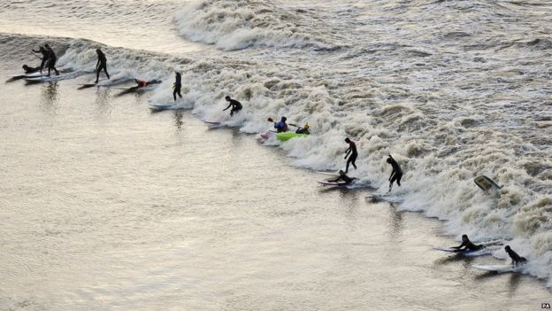 Pictures: High tides, rain and strong winds - pics from the weekend ...