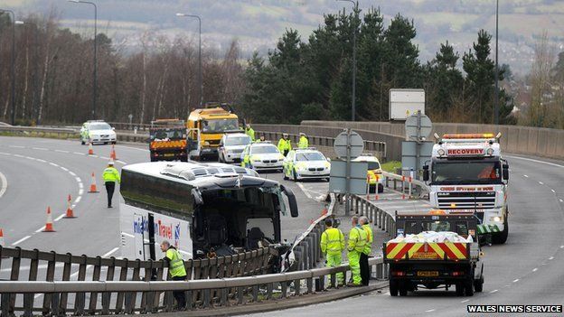M4 motorway reopens after coach crash near Newport - BBC News