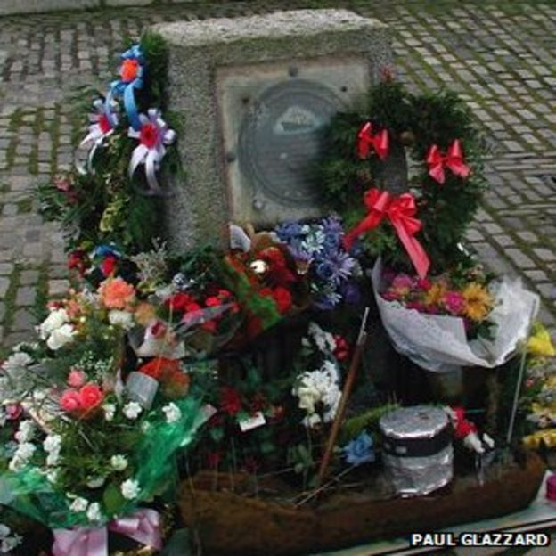 Hull memorial service for Gaul trawler crew - BBC News