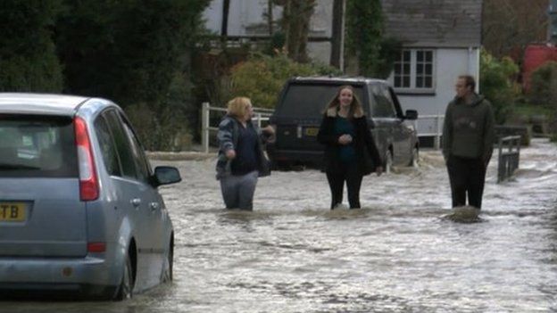Oxfordshire schoolchildren trapped on flood-hit bus - BBC News