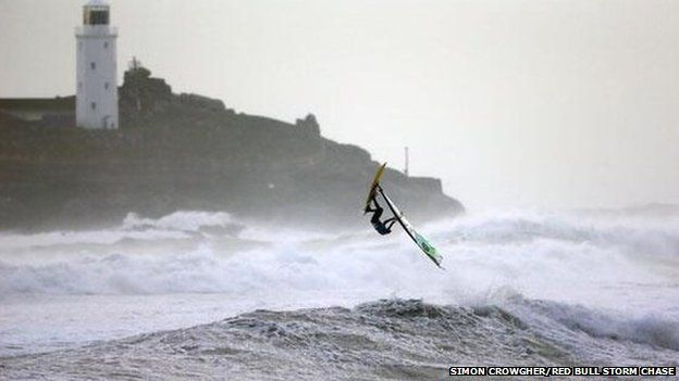 UK storms: Coastal areas in west hit by renewed gales - BBC News