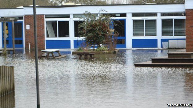 Two Hampshire schools shut by floodwater - BBC News