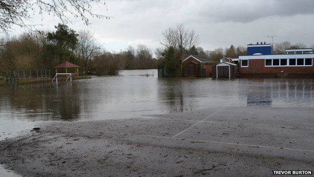 Two Hampshire schools shut by floodwater - BBC News