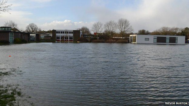 Two Hampshire schools shut by floodwater - BBC News