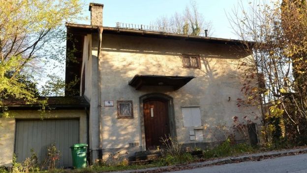 Austrian city faces hidden horrors of Nazi camp - BBC News