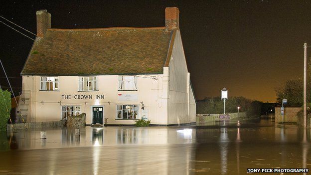 Suffolk floods: Flooded pub and cinema set to reopen - BBC News