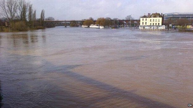 Worcestershire flooding: Water could top barriers - BBC News