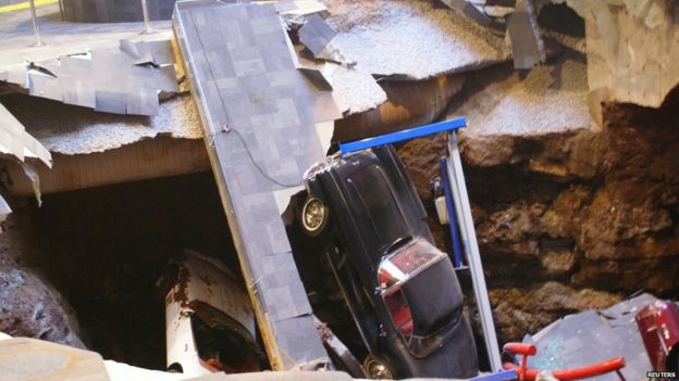 Sinkhole swallows eight rare cars in America - BBC Newsround
