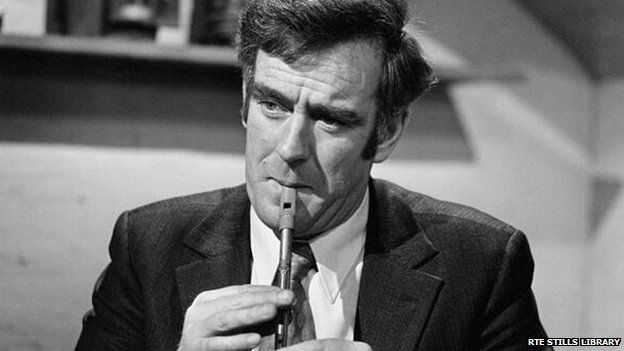 Seán Potts: Funeral of former Chieftains musician to take place - BBC News