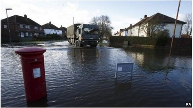 Surrey flooding: Further rescues as more storms forecast - BBC News