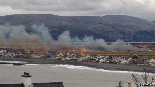 Borth bog fire burns out on Ceredigion coast - BBC News