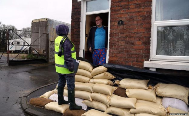 In pictures: Heavy rainfall sweeps the UK - BBC News