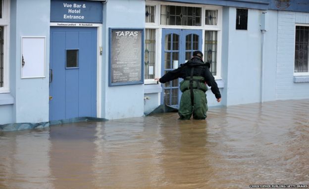 In pictures: Heavy rainfall sweeps the UK - BBC News