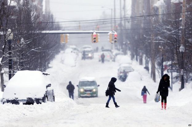 Big pictures: Winter storm grips US - BBC News