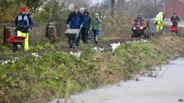 River levels rising in Somerset following heavy rainfall - BBC News