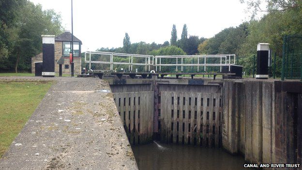 Sprotbrough Lock drained for gate replacement - BBC News