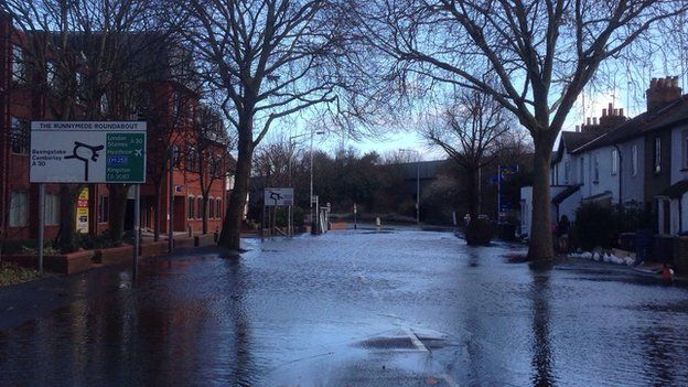 Communities along River Thames battle to stay above water - BBC News