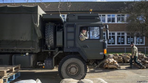 In pictures: Flood battle continues - BBC News