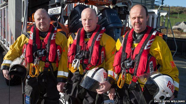 Lifeboat crew honoured for 'brave' Tresaith beach rescue - BBC News