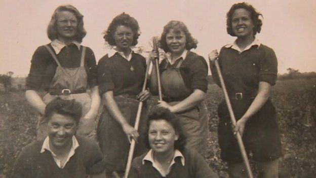 Campaign for Land Girls monument in Staffordshire raises £65,000 - BBC News
