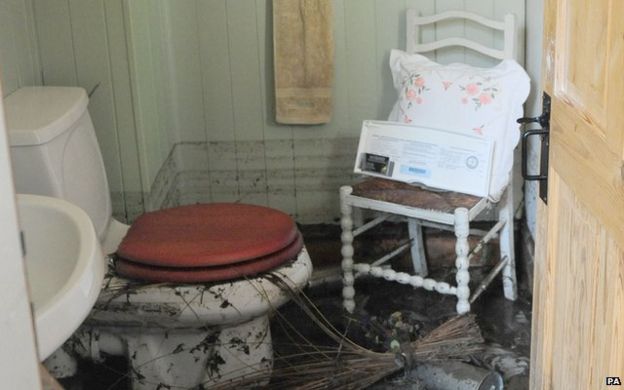 What happens to a house when the water drains away? - BBC News