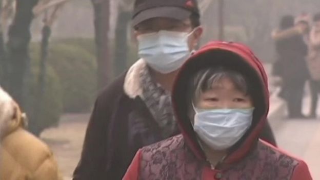 Beijing marathon runners don masks to cope with smog - BBC News