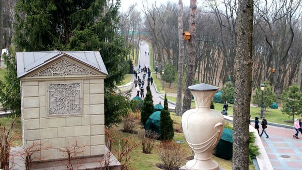 In pictures: Luxury Ukraine presidential home revealed - BBC News