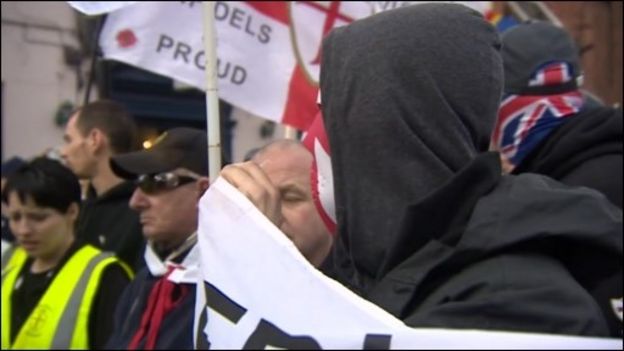 Bournemouth EDL march attracts counter protest - BBC News