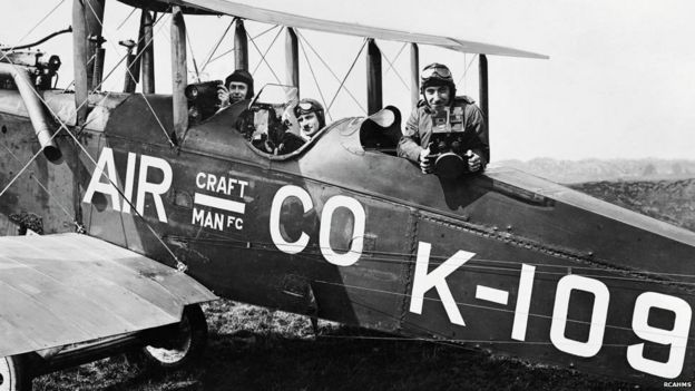 The World War One flyers who shot Britain from above - BBC News