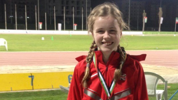 Britain's Maria Lyle sets world record on international debut - BBC Sport